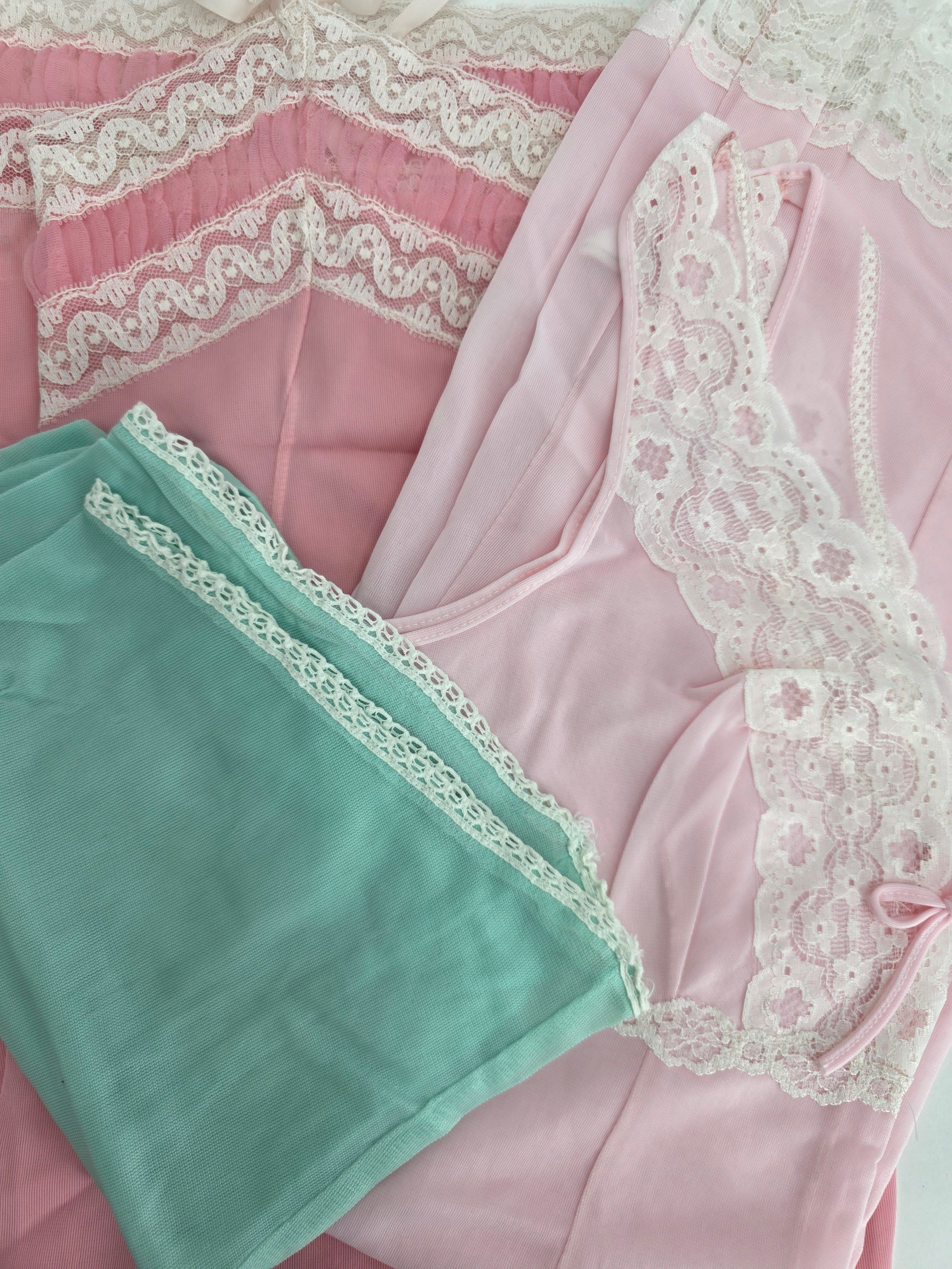 Vintage Alusasut ja Kotiasut Naisille 50-90-luku - Pivis Vintage Shop